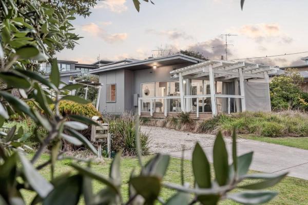 Beachside Bliss - Beach Views And Walk To Town - Apollo Bay