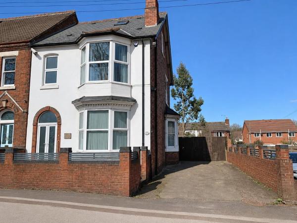 6br Home With Parking Near Wolverhampton - Wolverhampton