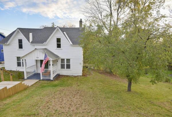 Cute, Renovated Home On River, Walk To Downtown - Half Moon Pond State Park, Hubbardton