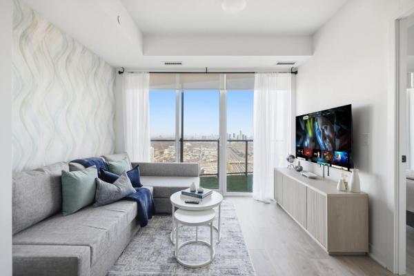 Bright Condo Retreat Skyline Views & Balcony - Mississauga