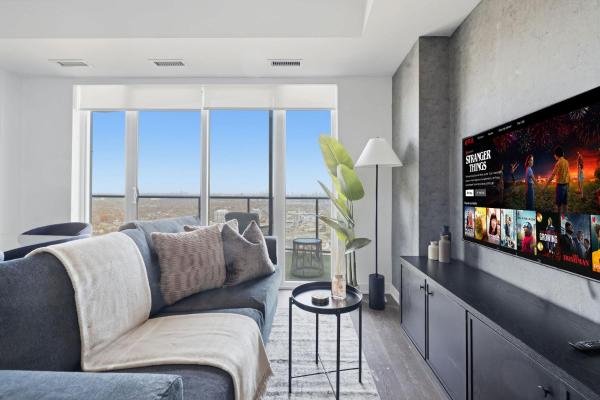 Sleek 2br Condo With Private Patio & Parking - Ontario