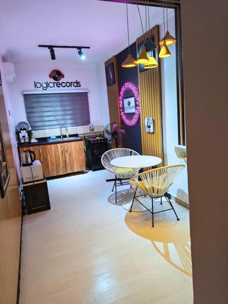 Luxury 1bed And Parlor Central Gra Ikeja, Near To Raddisson, Marriot - Lagos