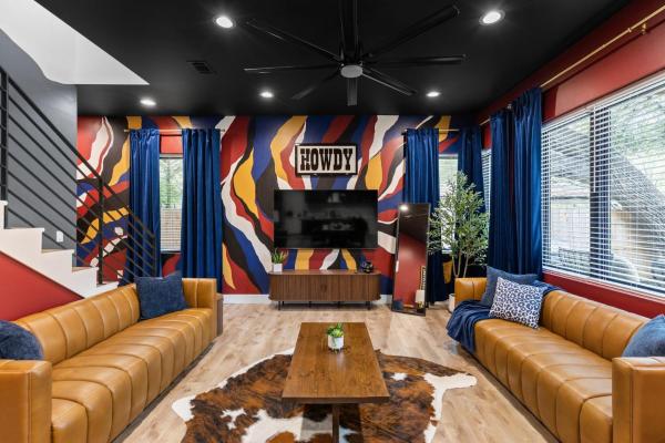 Ultimate Getaway With Cowboy Pool Fire Pit Rooftop - Austin, TX