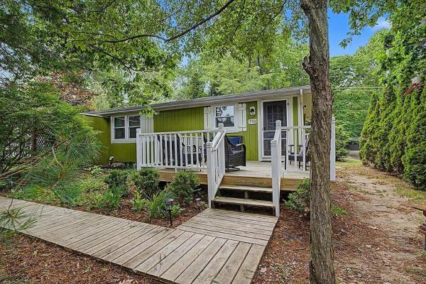Maple Ridge Green Cottage Hot Tub - Saugatuck, MI