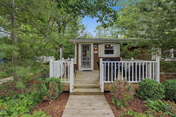 Maple Ridge Brown Cottage Hot Tub - Saugatuck, MI