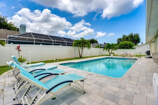 Private Yard & Pool! Modern Getaway In Bradenton - Bradenton, FL