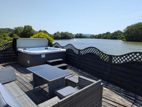Lakefront Lodge With Hot Tub - Aylesbury Lodge - Shepton Mallet