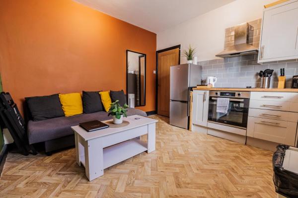 Naphtali Suite I Stylish 1br Apartment I Sleeps 3 I Near Gavin And Stacey House I Barry High Street I Barry Train Station I Barry Island I Wifi I Parking And Easy Cardiff Access - Barry