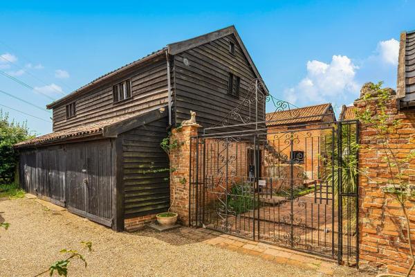 Barn Loft Conversion Sleeps 2 With Parking - Norfolk