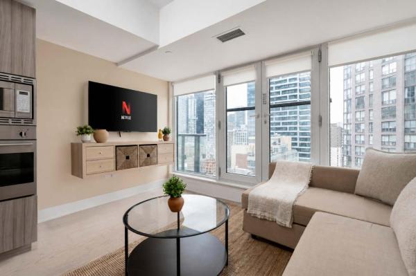 Great View Condo For 2 On High Floor - Toronto