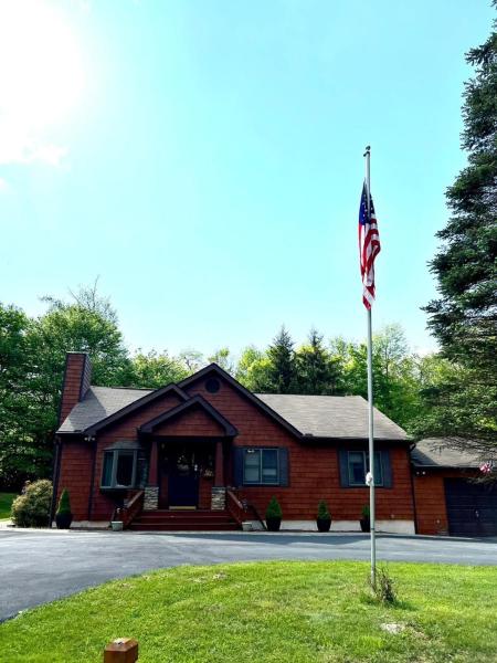 Cheerful 3 Bedroom Chalet With Fireplace - Pocono Mountains, PA