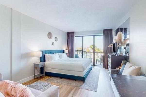 Bayfront Studio With Pools And Dock - Snowbird-friendly - Mary Esther, FL