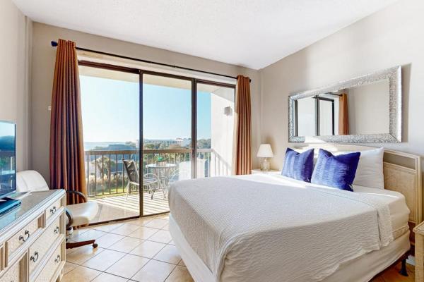 Bayfront Delight With Pool Bay Views & Prime Location - Snowbird-friendly - Mary Esther, FL