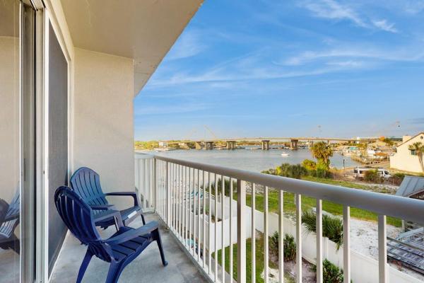 Palm Court Yacht Club 312 - Gorgeous Condo With Shared Pool Private Laundry And Sound Views - Fort Walton Beach, FL