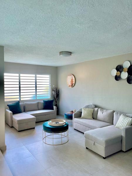 Modern 4br Oasis - Levittown