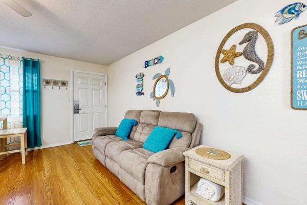 Cozy Coastal Condo With Shared Pool Shared Washer&dryer And Beach Access - Okaloosa Island, FL