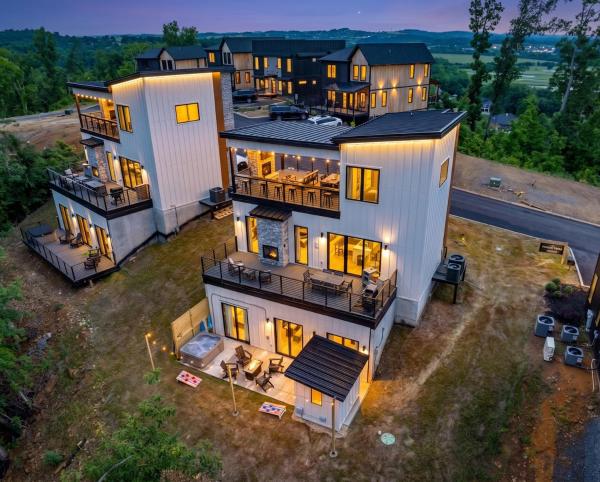 1414 Social Luxury Cabin New Build Hot Tub Rooftop Deck Sevierville Tn - Sevierville, TN