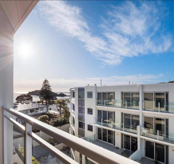 Ocean View Beach Escape - Top Floor Apartment - Mount Maunganui