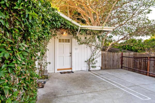 Garden Guest Suite | King Bed + Kitchenette - Carpintería, CA