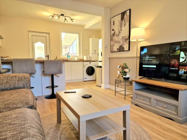 143 Bristol Road - House With Parking - Beverley, UK