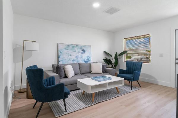 Fresh Bright Beach Bungalow - Boynton Beach, FL