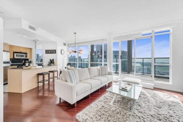 Luxury 2br Lakeview Penthouse With Balcony & Parking - Toronto