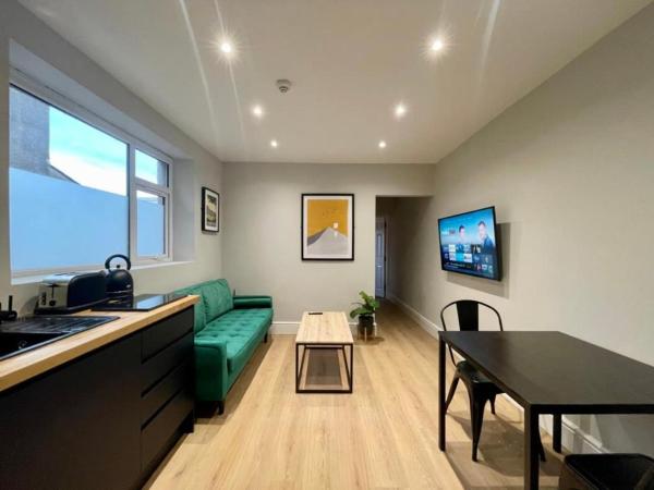 Modern Central Apartment - King Size Bed - Free Parking - Cardiff