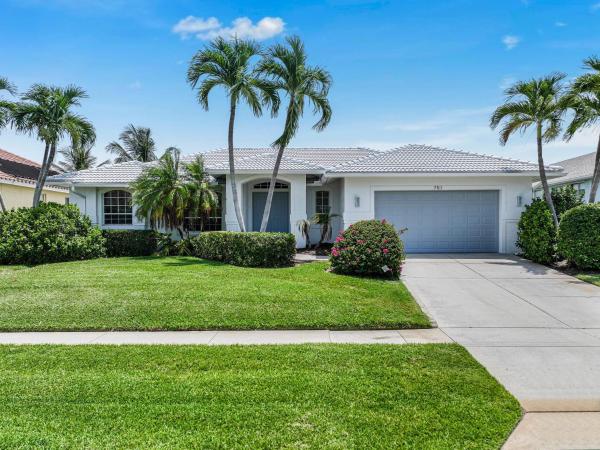 Peaceful Waterfront Home With Pool And Steps To Beach - Marco Island