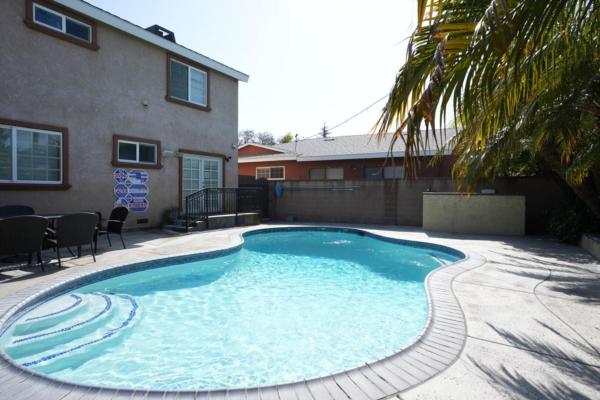 Amazing Large Family Home W/pool, 1 Mile To Disney - La Mirada, CA