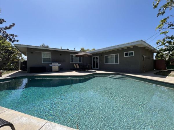 Gorgeous Pool Home 1/2 Mile Walk To Disney - Garden Grove, CA