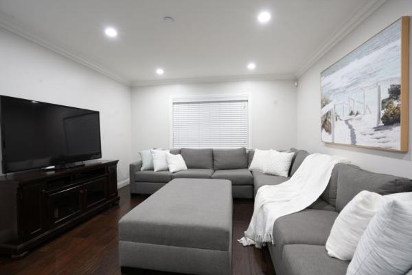 Sweet 4 Bedroom, 3 Bath Plus Loft Bedroom, Pool Home - Anaheim