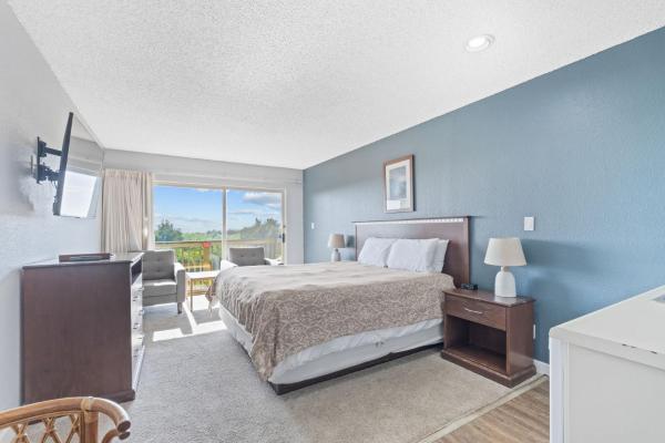 King Bed Ocean View Studio With Pool And Hot Tub - Ocean Shores, WA