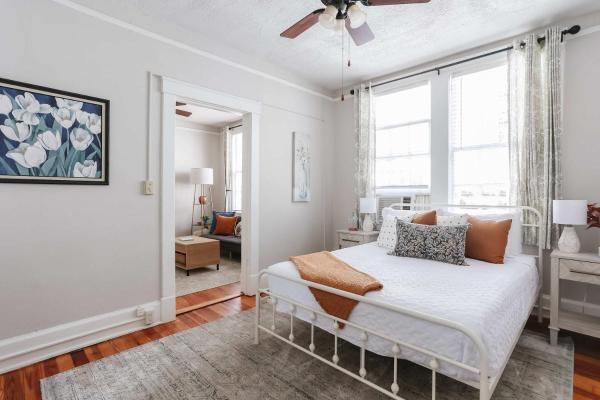 Oglethorpe Square Historic Apt Central & Walkable - Savannah, GA