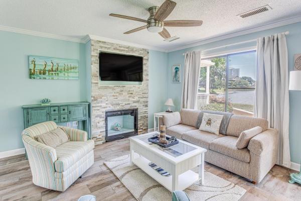 Poolside Days, Ocean Strolls! Myrtle Beach Retreat - Myrtle Beach, SC