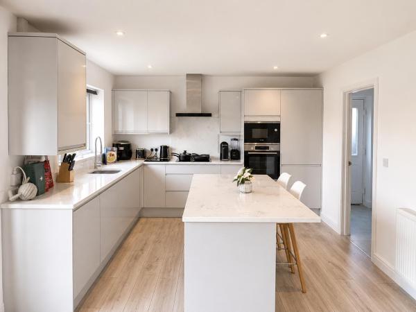 4 Bed House , Sleeps 9 , Smart Tv , Games Machine , Foosball Table & Xbox , Free Parking , Ideal For Contractors & Families By Av Property Kent - Sittingbourne