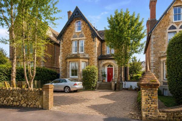 Spacious 2-bed Period Garden Flat Central Guildford - Guildford