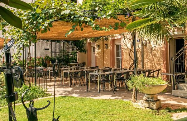 Hôtel Restaurant Les Touristes - Villeneuve-de-Berg