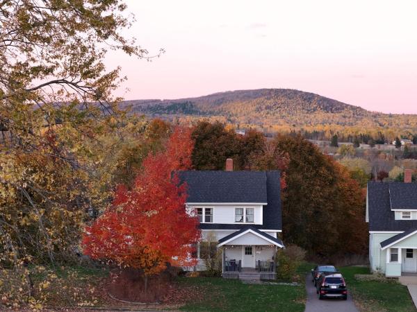 Downtown Antigonish- Entire 4 Br House & Garden - Antigonish