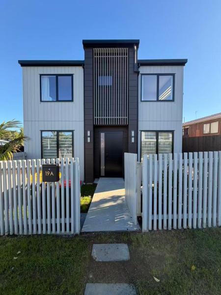 Stunning New Modern 4-bedroom Townhouse,in Pakuranga Heights - Auckland