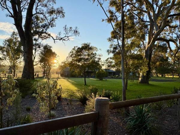 Redbank Retreat - Stylish Farm Stay King Master Suite One-acre Private Property - Stratford, Australia