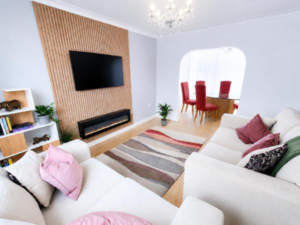 Cosy Nook - 3 Bedroom Retreat With Private Garden, Parking And Media Wall - Leeds