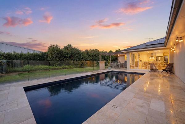 Regand Retreat - Pool, Luxurious Family Home - Dubbo