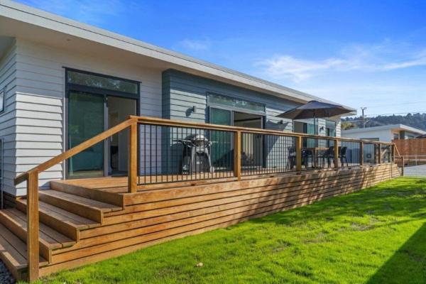 Recline On Leo - Waihi