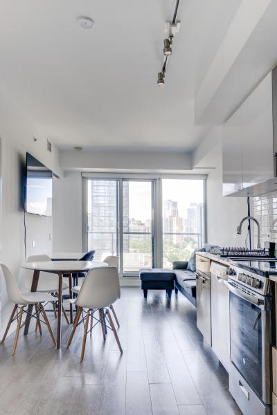 Downtown Toronto Condo Suite Next To Eaton Centre - Toronto