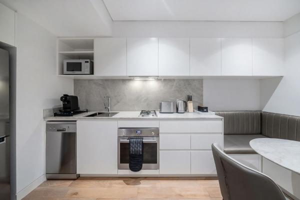 Sunny Studio Retreat With Balcony Near Cafes & Shops - Sydney