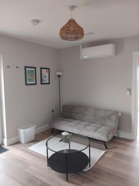 An Toileán Balcony Apartment With Distant Sea Views - Limerick City