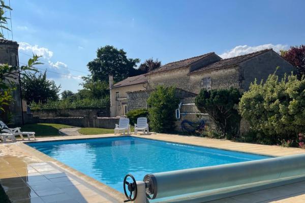 Barn Sleeps 8 With Pool And Parking - Charente-Maritime