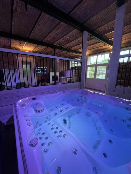 Le Gîte Des Ecuries Spa, Domaine De Foreste - Aisne