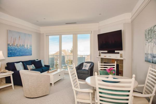 Experience Luxury At Captain's Lakeview Suite 319 In Bay Harbor, Mi, With Stunning Lake Views. - Petoskey, MI