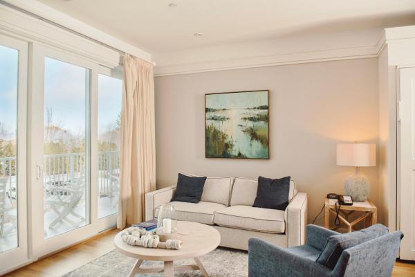 Charming Captain Suite 204 In Bay Harbor, Perfect For Couples With A Cozy Vibe. - Harbor Springs, MI